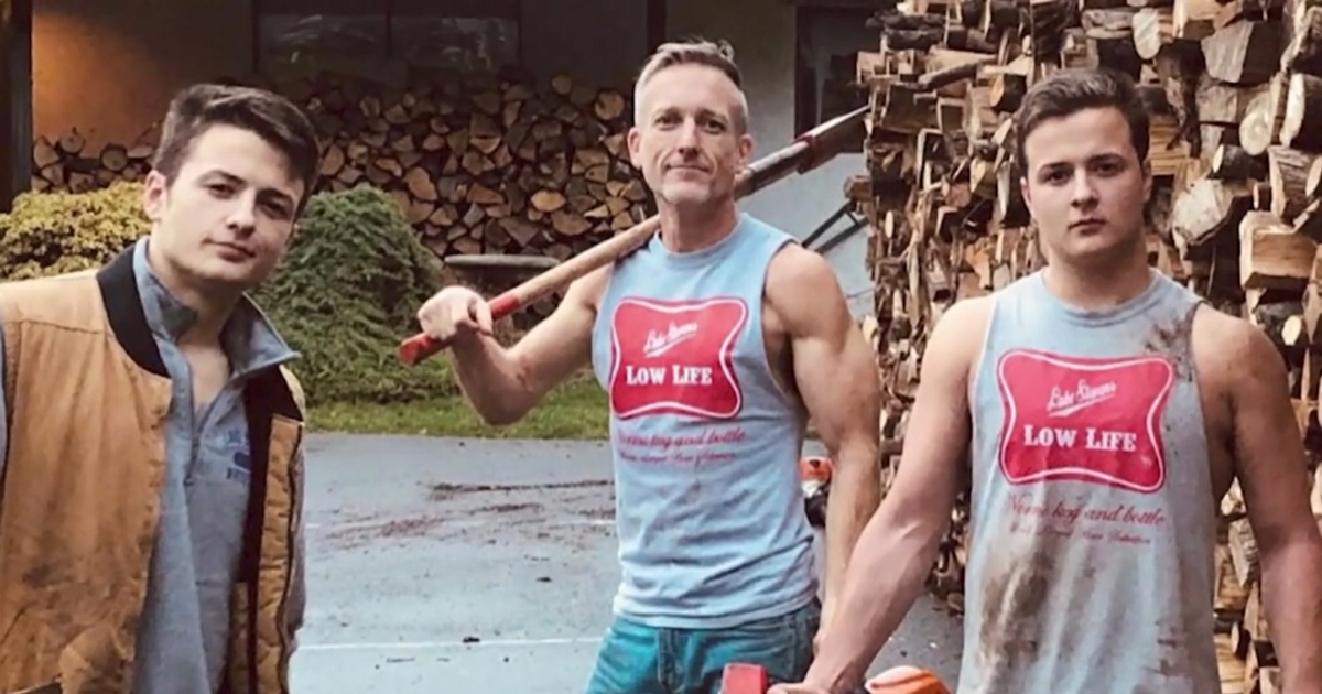 Father and Twin Sons Chop and Deliver Firewood to Those in Need | NTD