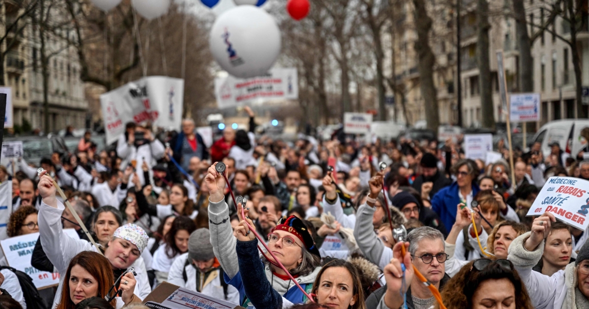 French Doctors Protest Working Conditions | NTD