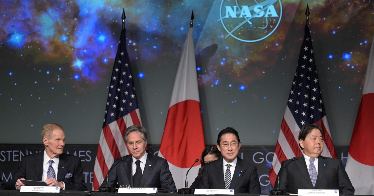 Japanese Prime Minister Fumio Kishida Visits NASA HQ | NTD