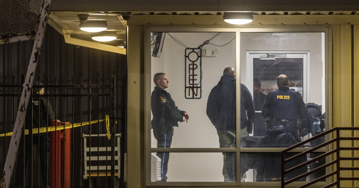 2 Nebraska Officers Wounded, Suspect Killed in Shootout | NTD