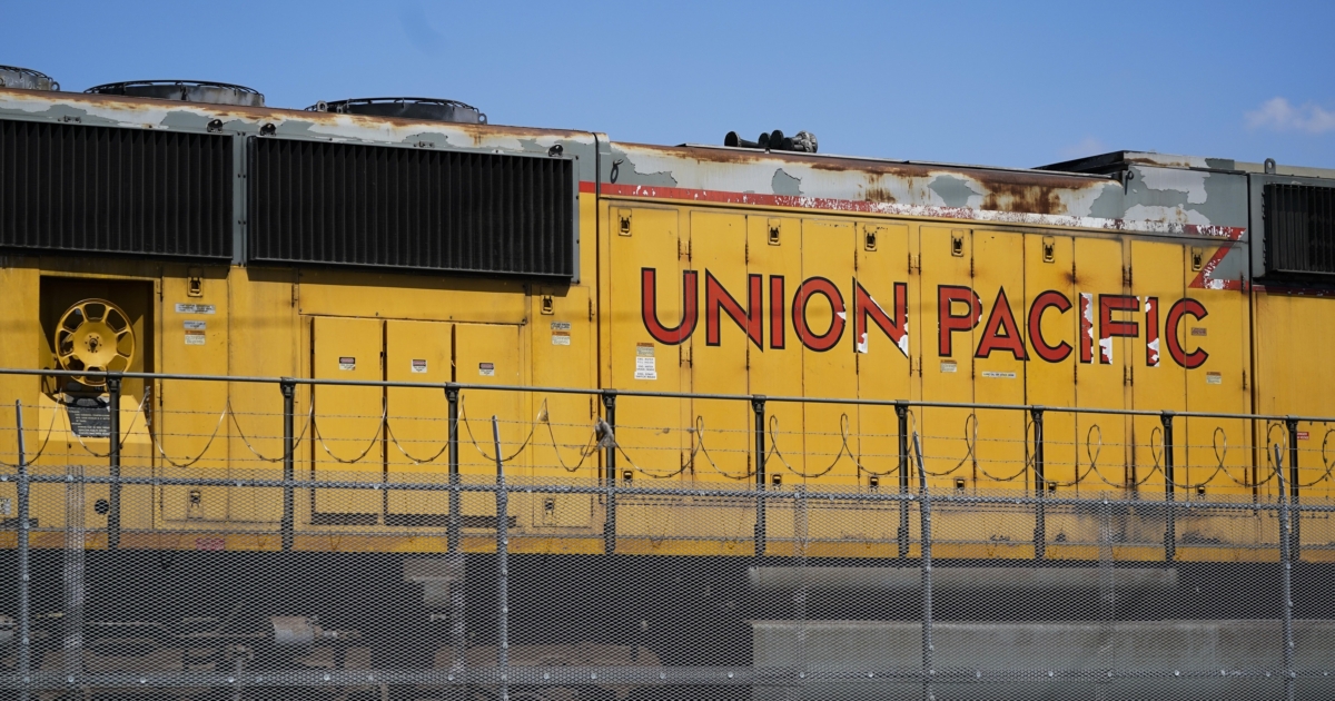 Feds Say Railroad Must Deliver Grain to California Chickens | NTD