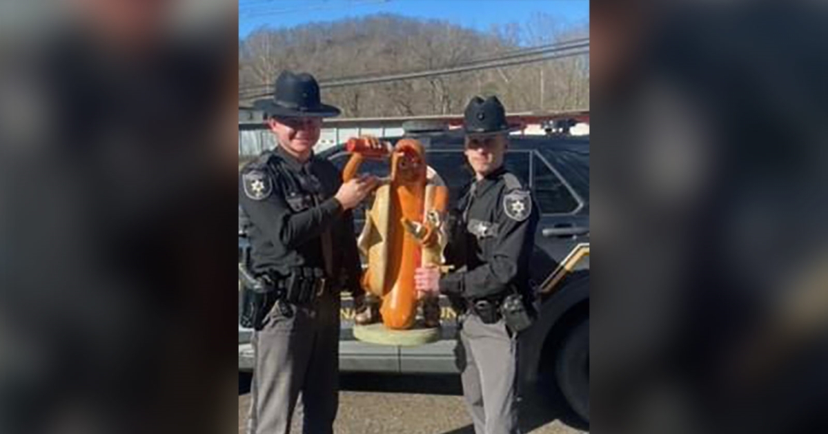 Beloved ‘Weinerman’ Statue Returned to West Virginia Restaurant | NTD