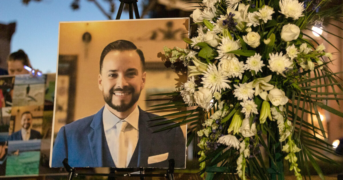 Hundreds Mourn Orange County Public Defender’s Mysterious Death | NTD