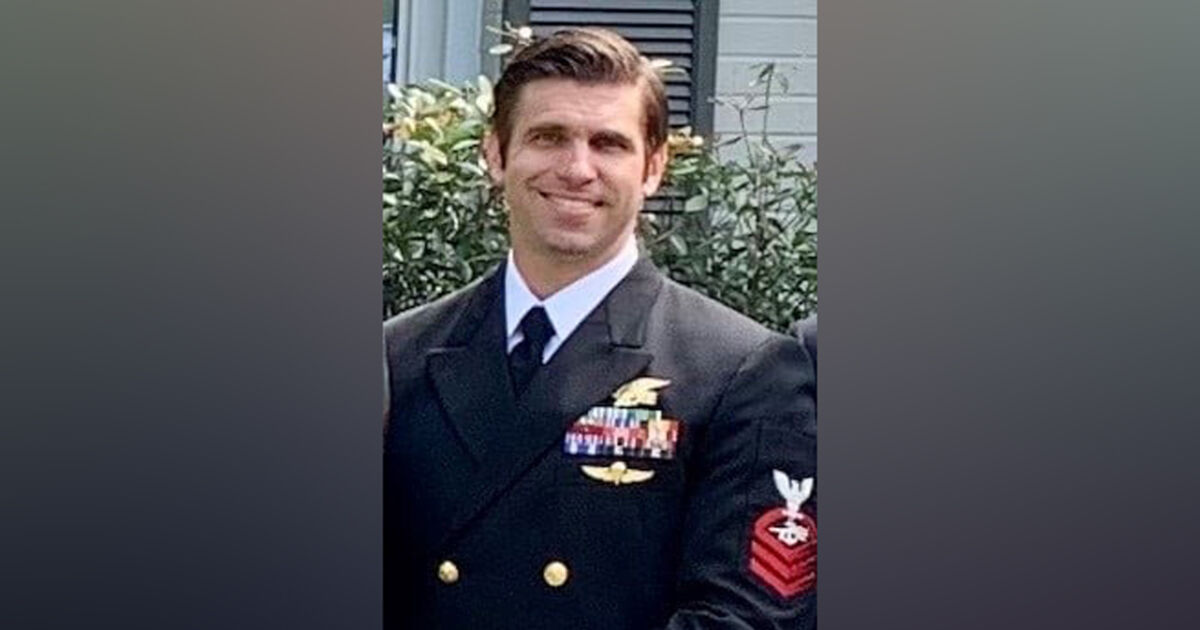 Navy SEAL Dies in Free-Fall Parachute Training Accident | NTD