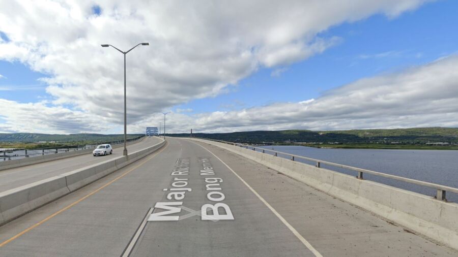 Small Planes Crashes Into Icy Harbor, Killing Minnesota Man | NTD