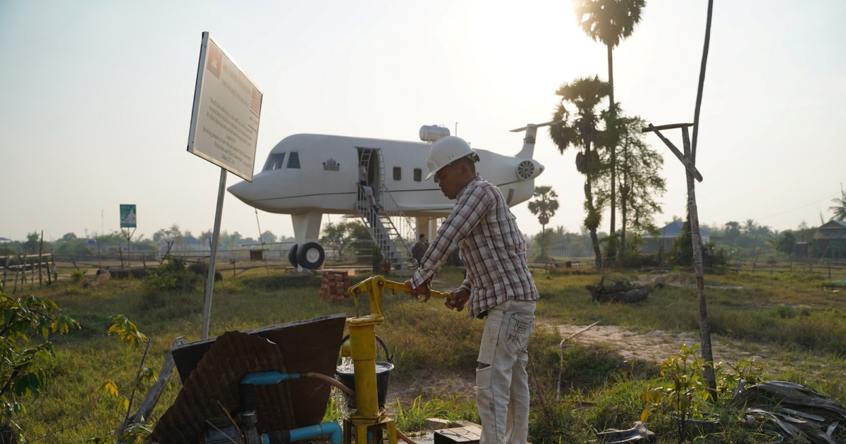 Inspired by Dream of Flying, Cambodian Man Builds ‘Airplane House’ | NTD