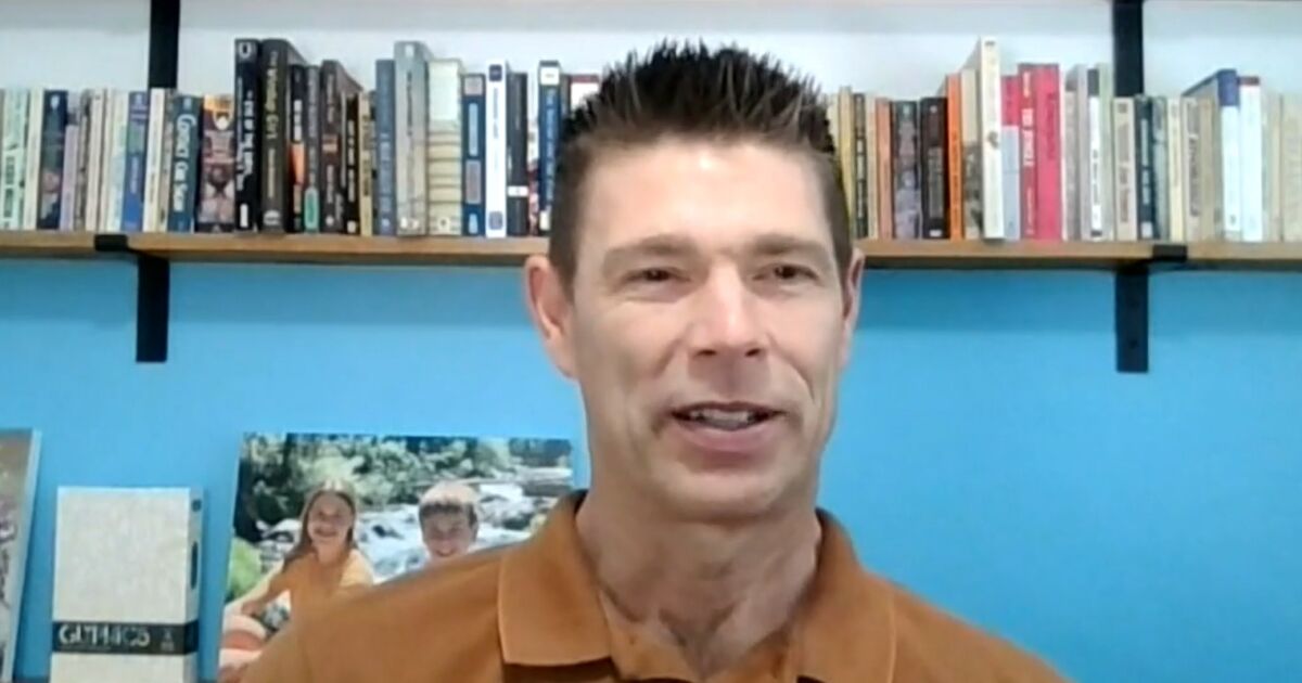 Math Teacher Launches Board Game to Spend Family Time Off Devices | NTD