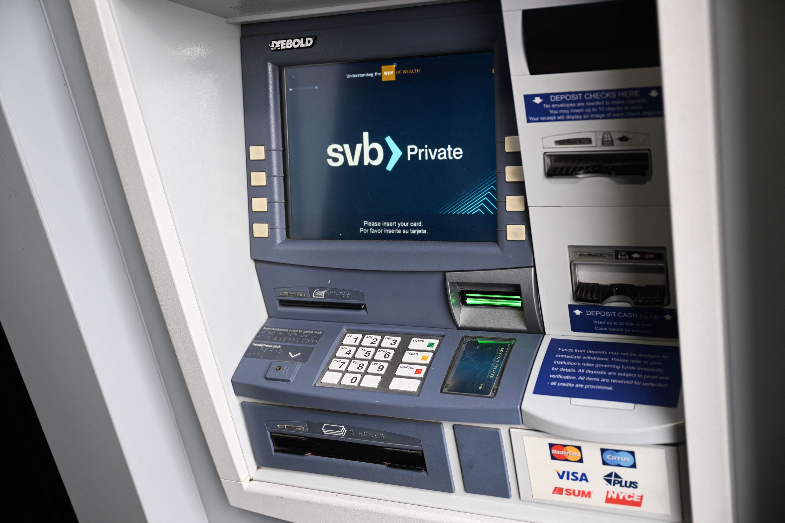 Small Banks See Record Drop in Deposits After SVB Collapse | NTD