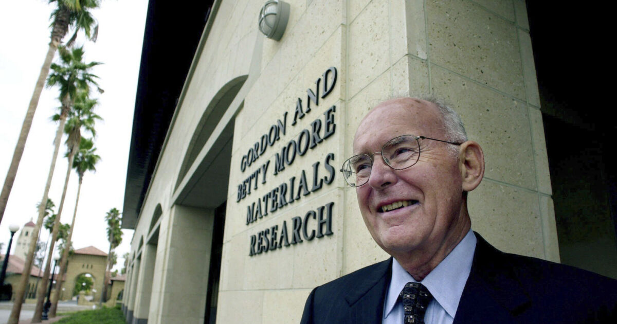 Intel Co-founder, Philanthropist Gordon Moore Dies at 94 | NTD