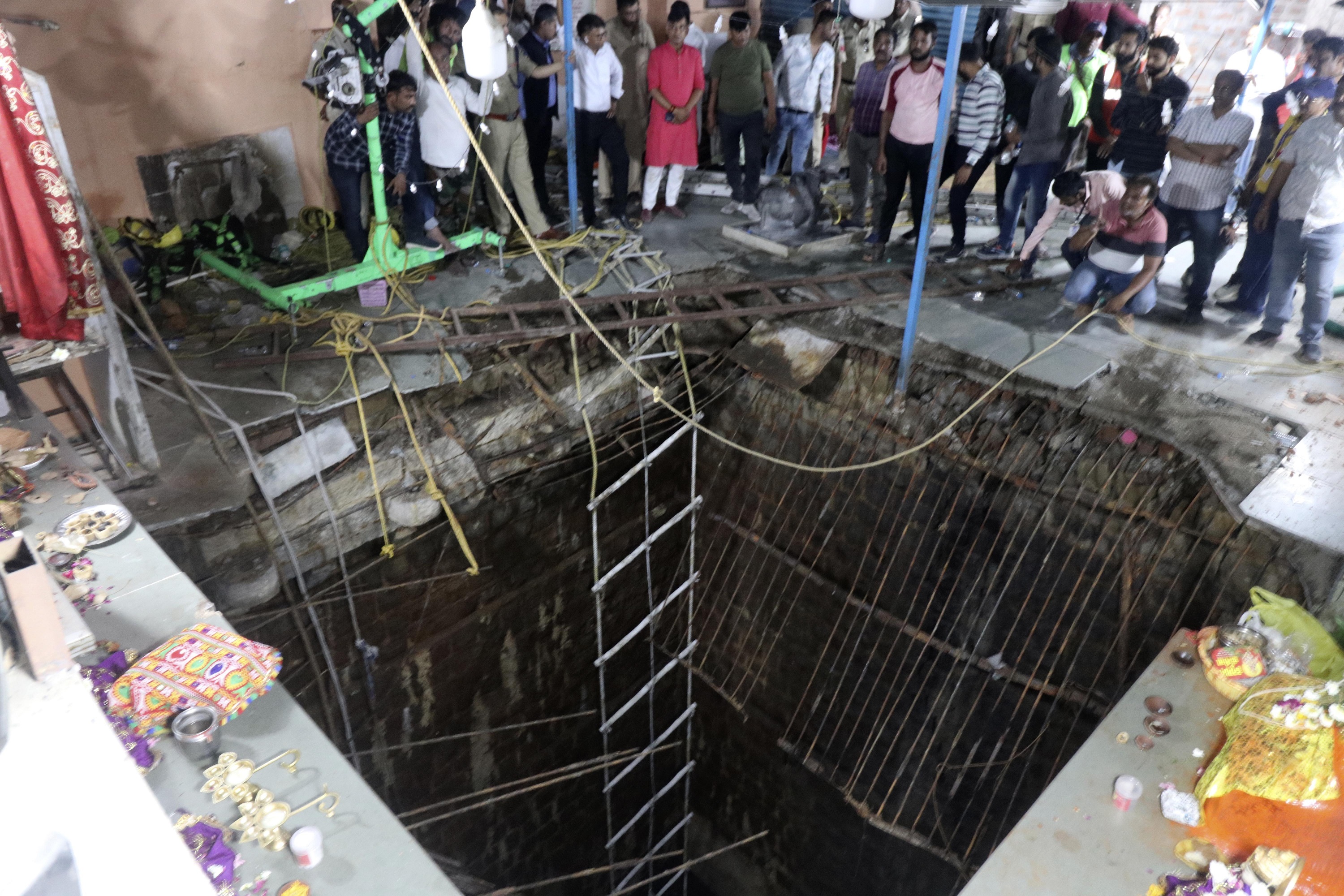 36 Bodies Found Inside Well After Collapse at Indian Temple | NTD