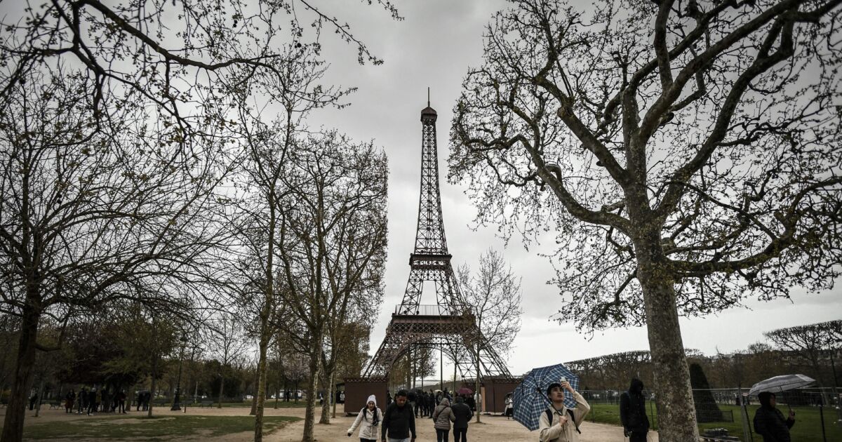 Eiffel Tower Gets Miniature Companion | NTD