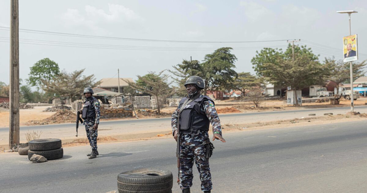 4 Killed Including 2 US Consulate Staff in Nigeria Convoy Ambush | NTD