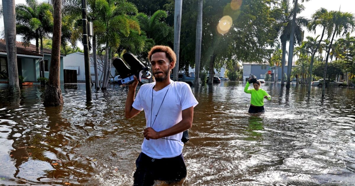 Florida Floods: Businesses, Residents Begin Cleaning Up Mess | NTD
