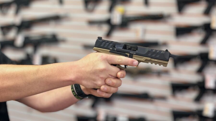 First Smart Gun With Fingerprint Unlocking Hits the Market | NTD