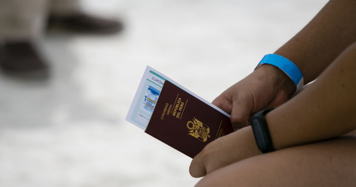 CDC Eases COVID-19 Vaccination Requirements for Foreign Travelers | NTD