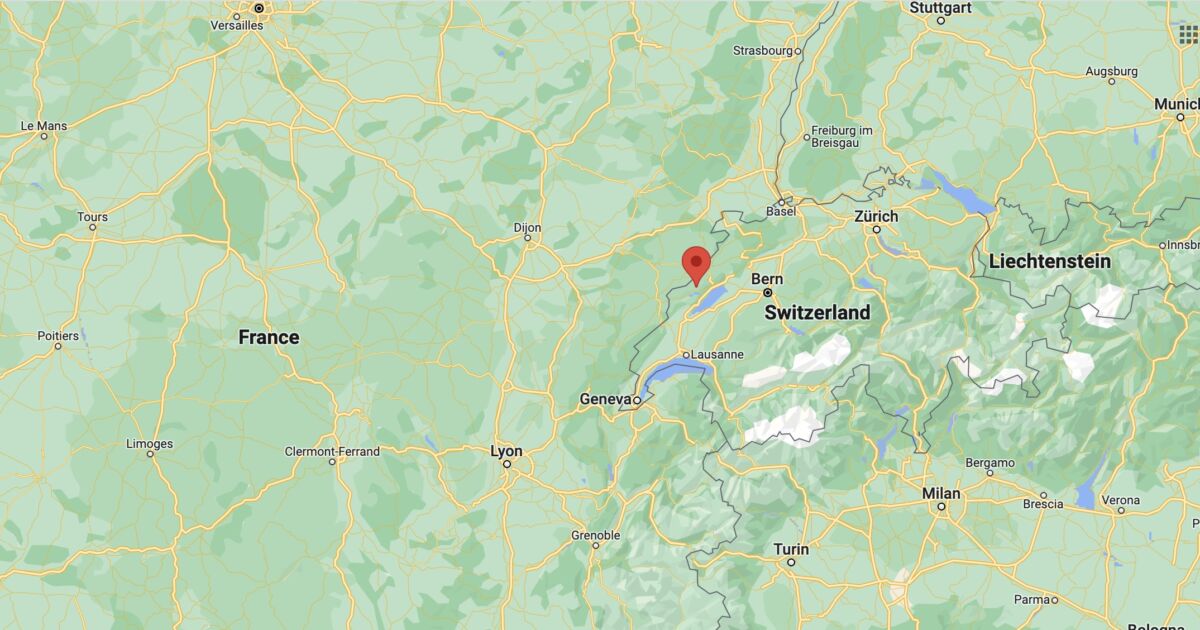 Plane Crash in Swiss Mountains Kills 3 | NTD