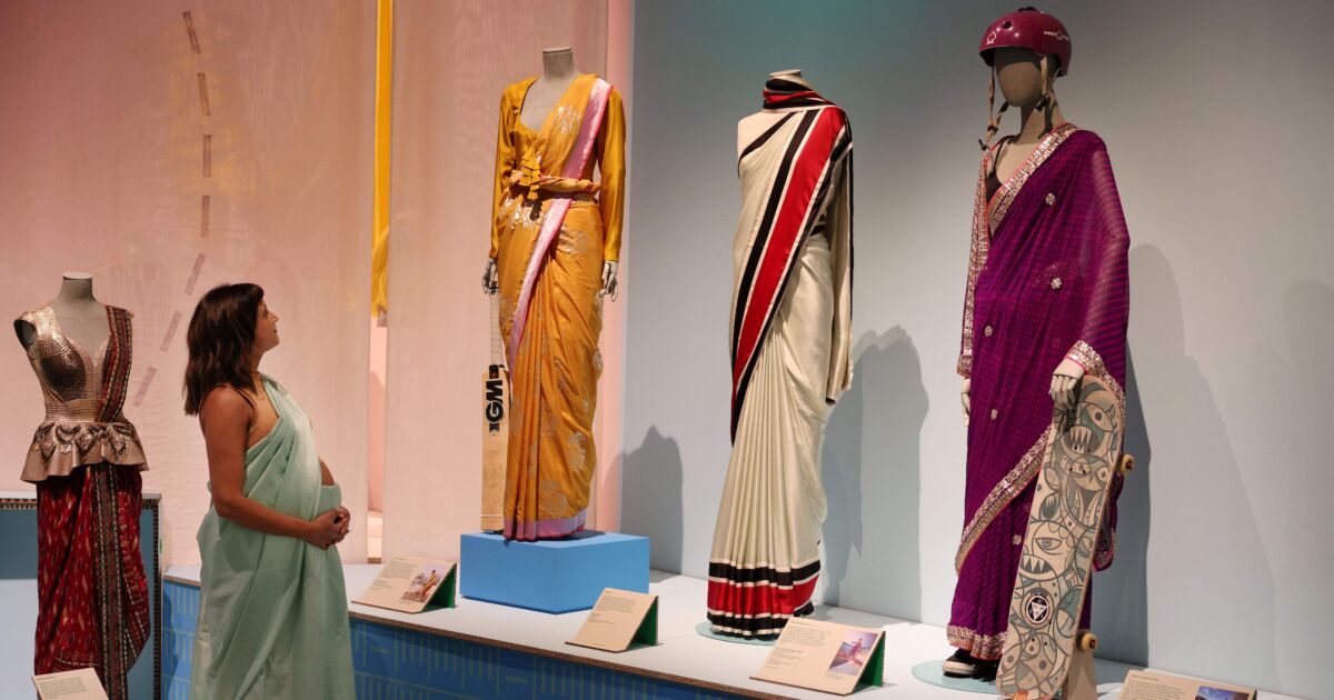 London Exhibition Features Sari Clothing | NTD