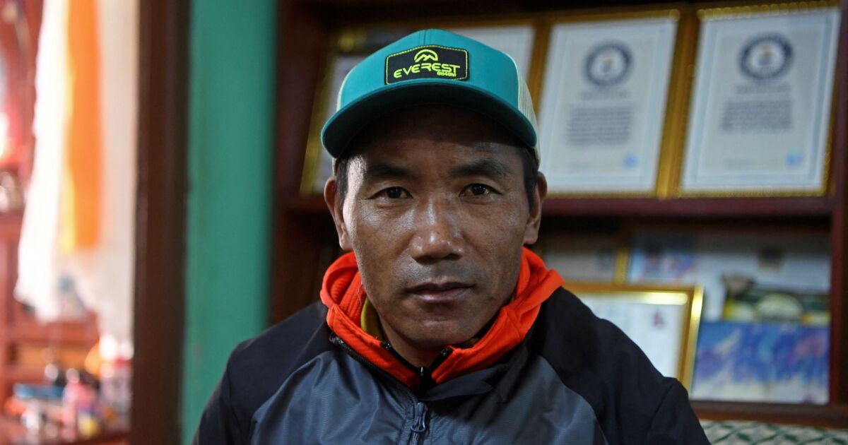 Nepali Sherpa Scales Everest for 28th Time as Death Toll Rises to 11 | NTD