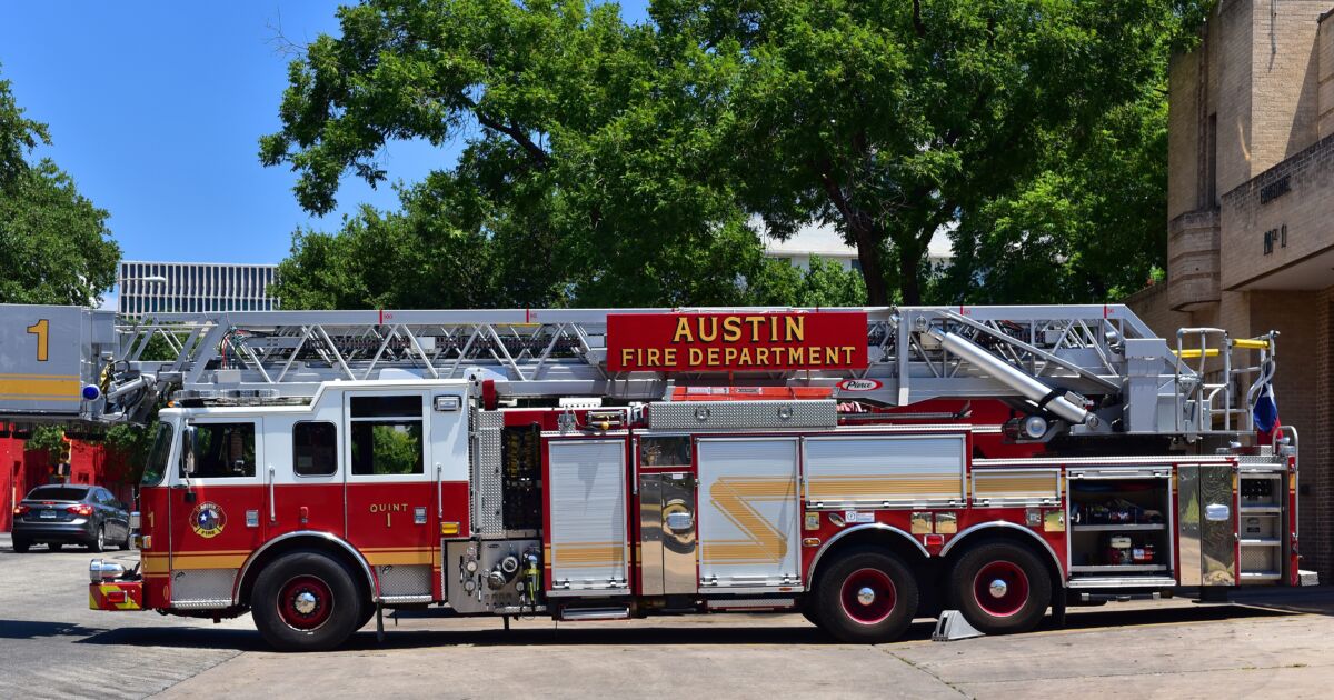 Texas Firefighter Stabbed While Fighting Blazes Along Interstate | NTD
