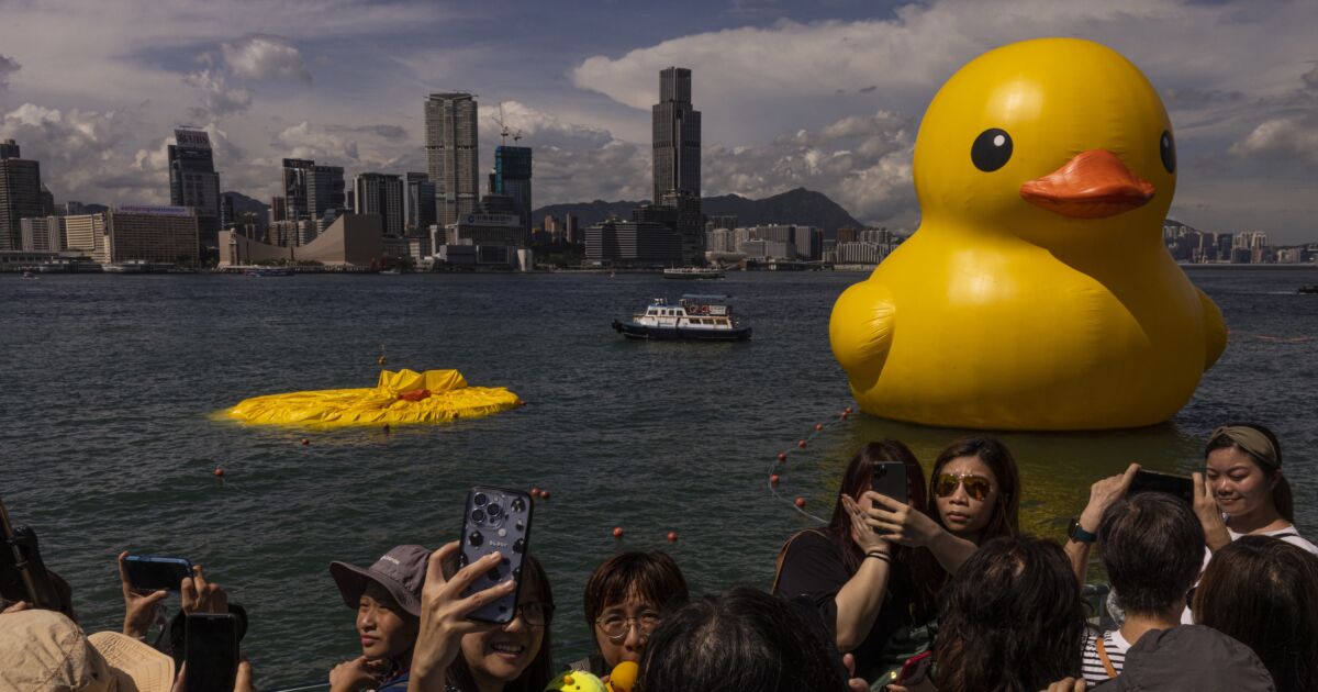 One of 2 Giant Ducks in Hong Kong’s Victoria Harbor Deflates | NTD