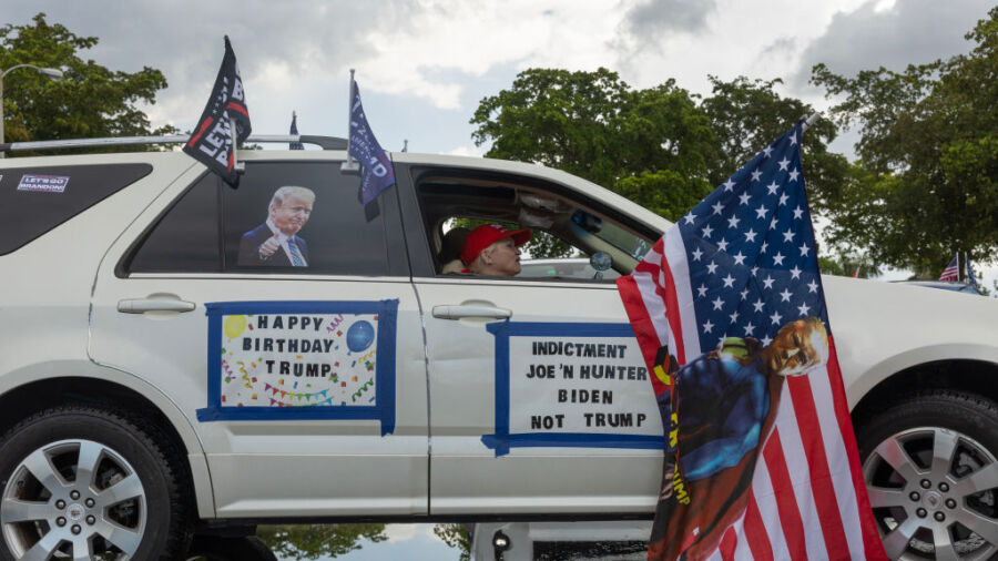 Pro-Trump Caravan Rallies for Indicted Former President | NTD