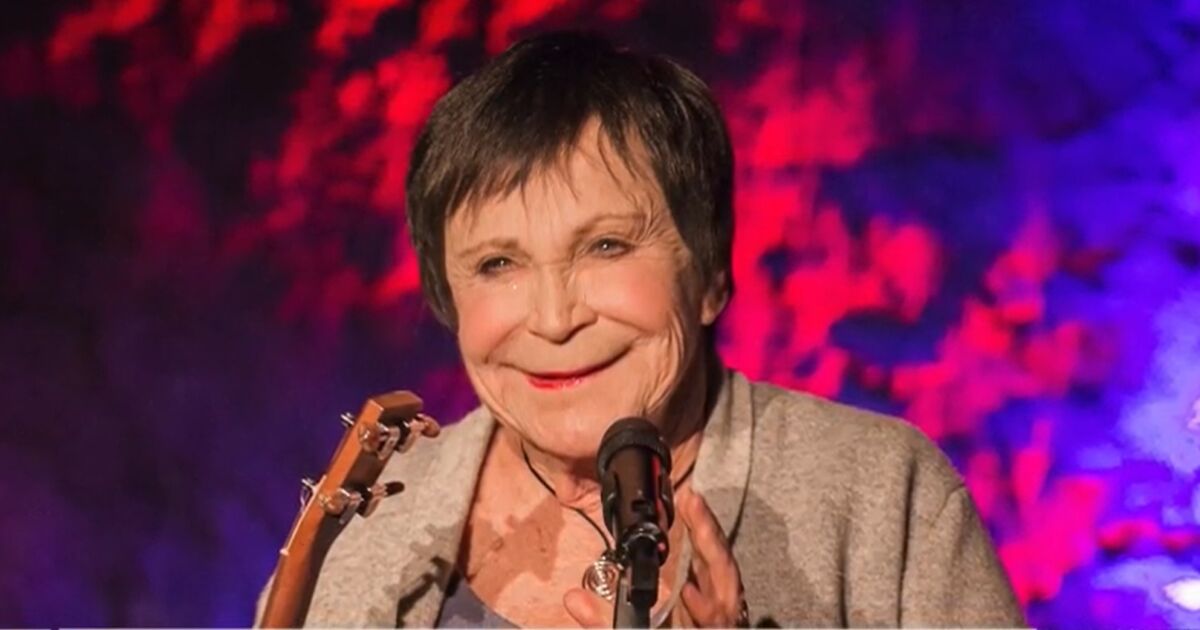 World’s Oldest Working Female Comedian Earns Guinness World Record | NTD