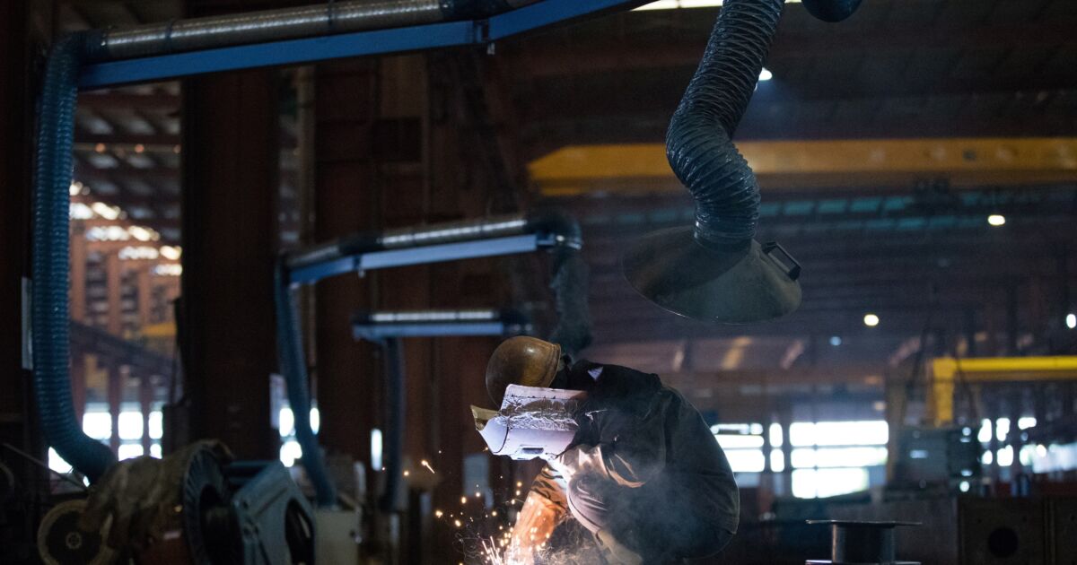 China’s Factory, Service Sectors Stumble as Economic Malaise Broadens | NTD