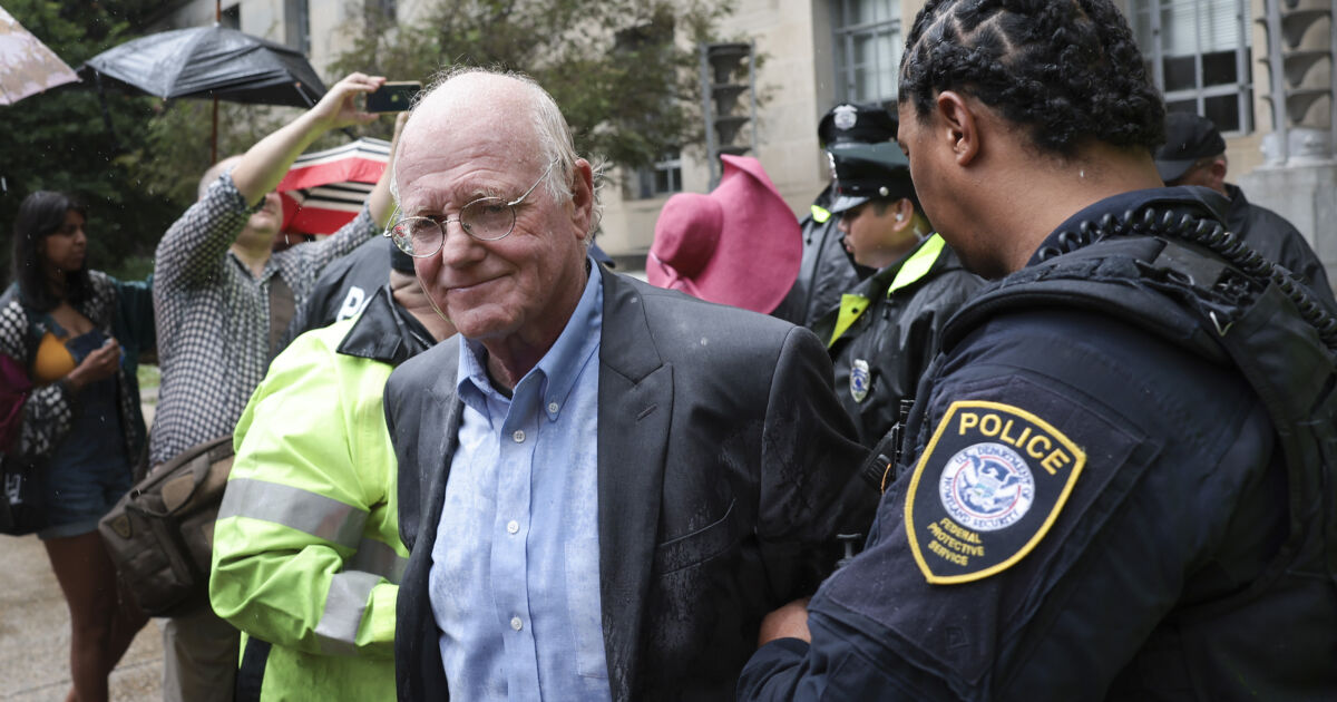 Ben & Jerry’s Co-Founder Placed Under Arrest Over Assange Protest | NTD