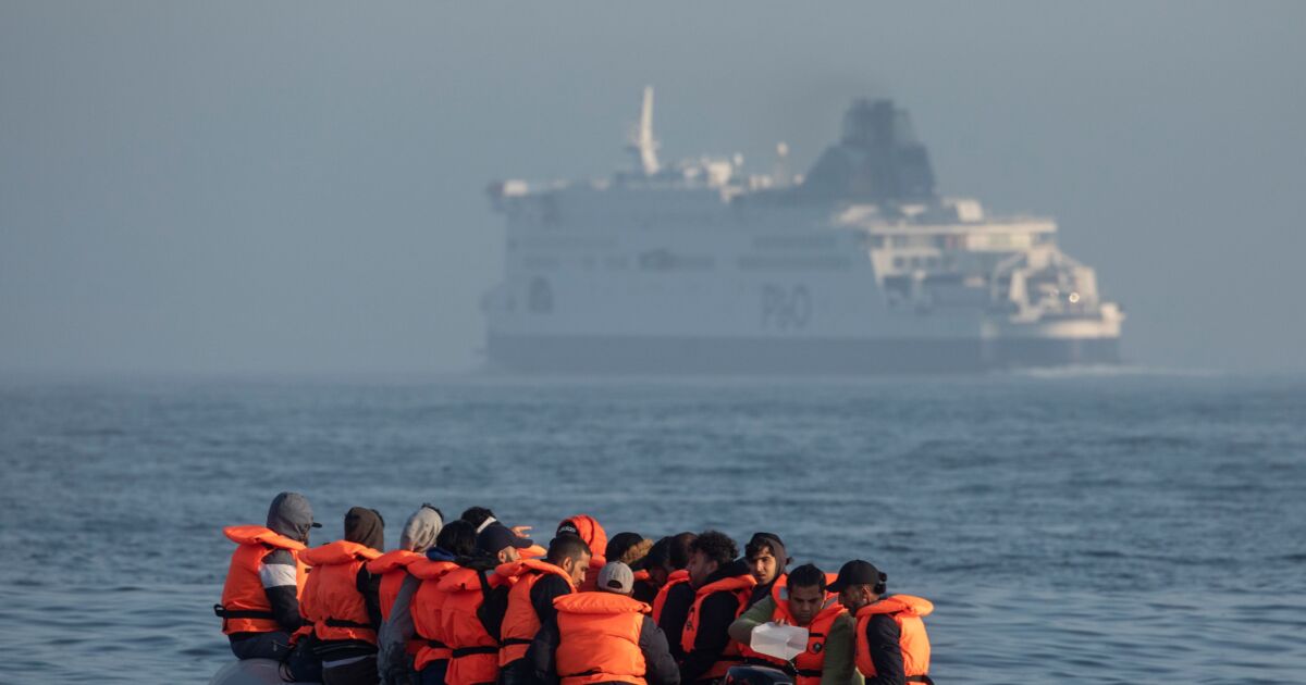 Channel Migrants: Londoners Share Views | NTD