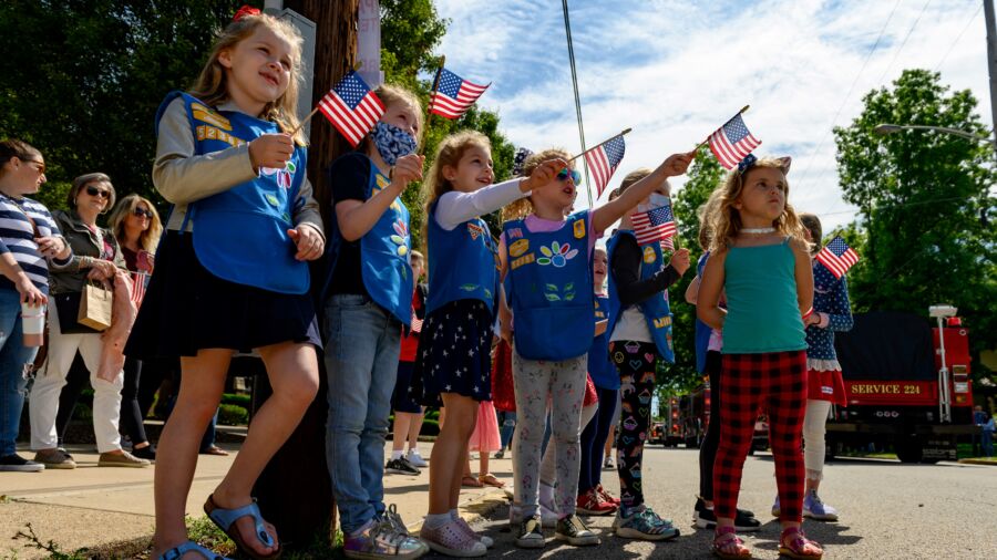 Girl Scouts Accused of 'Going Woke' | NTD