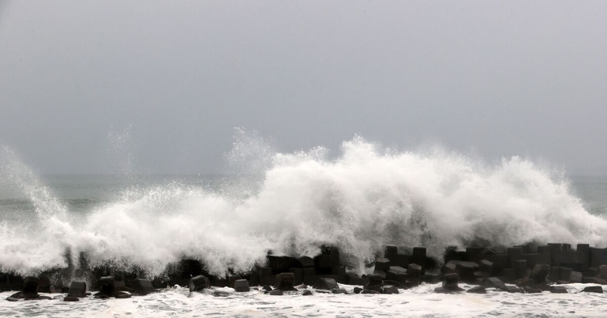 Typhoon Doksuri Smacks Southern Taiwan as China Braces for Landfall | NTD