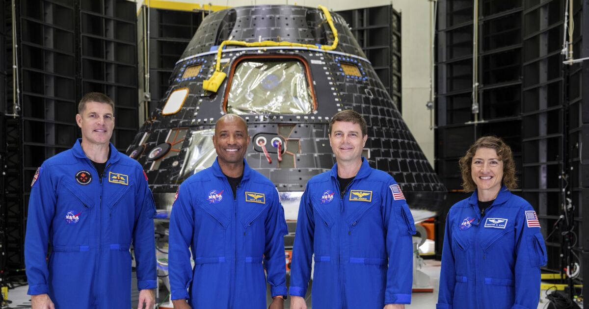Astronauts Get First Look at the Spacecraft That Will Fly Them Around ... Astronauts Get First Look at the Spacecraft That Will Fly Them Around ...
