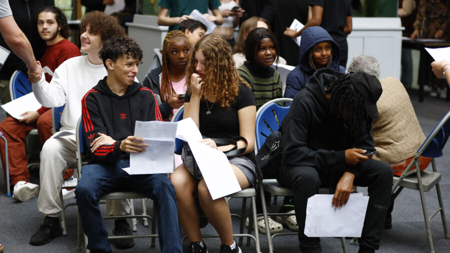 'Too Many' Students Recruited to University: Expert | NTD