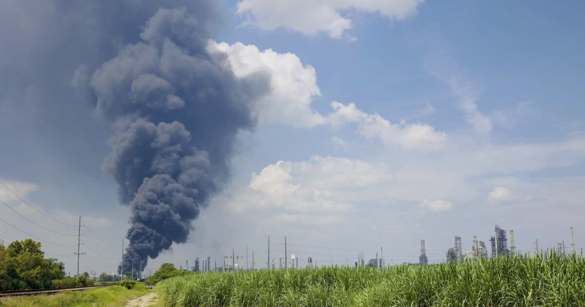 Fire at Louisiana Oil Refinery Sends Tower of Black Smoke Into the Air ...