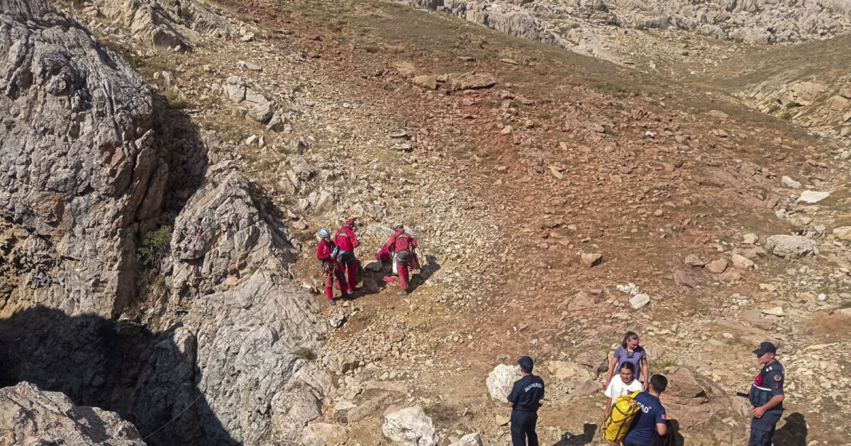 An American Researcher Is Trapped More Than 3,000 Feet Inside a Cave in ...