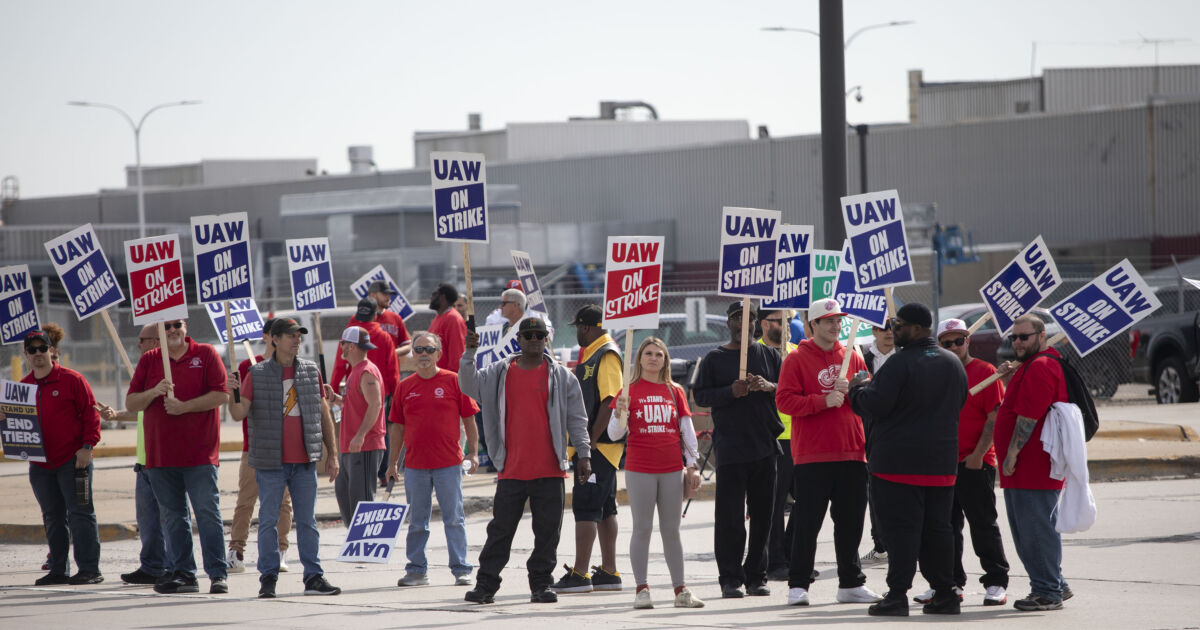 UAW Members at Ford Assembly Plant Overwhelmingly Approve Tentative ...