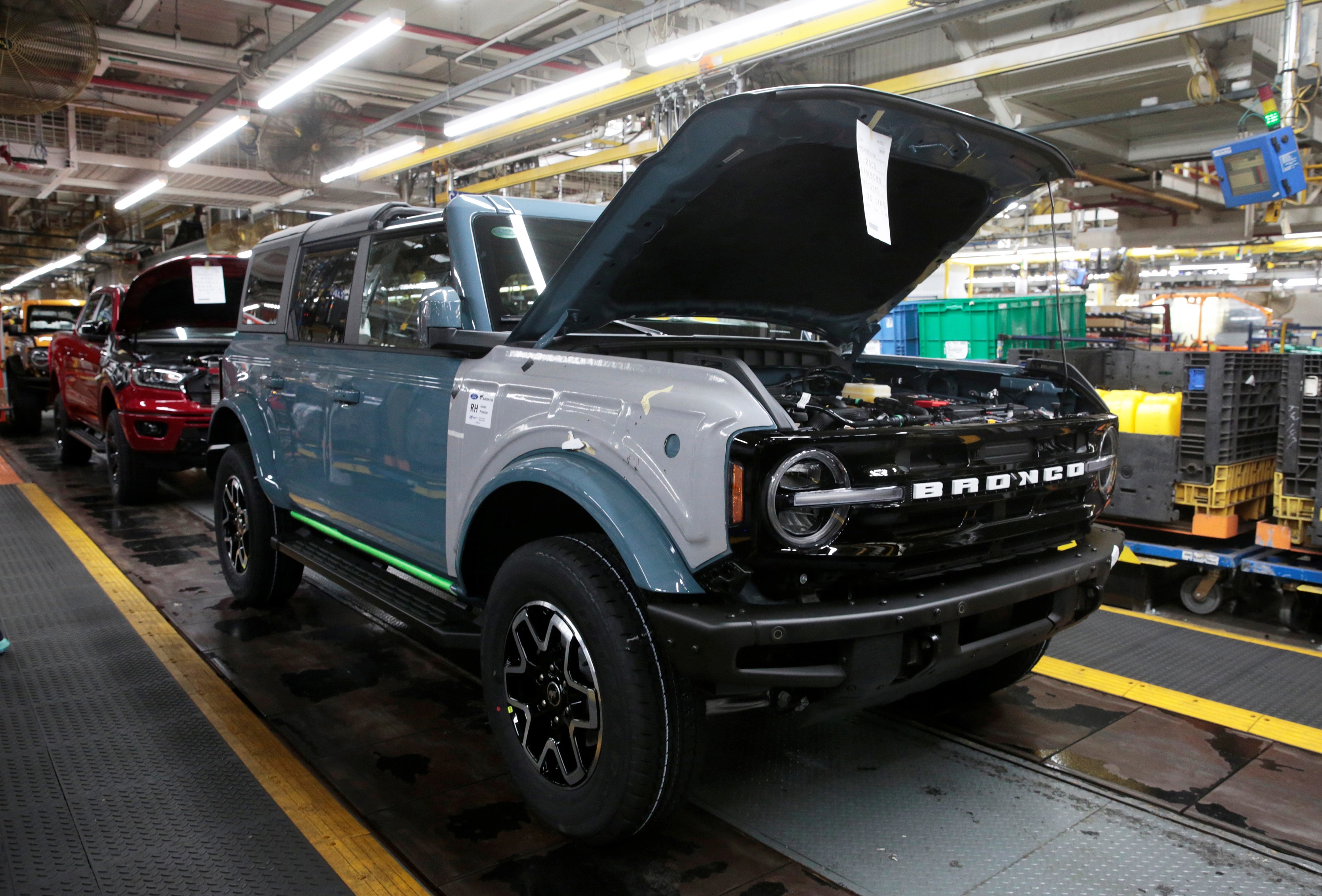 US Expands, Upgrades Probe Into 708,000 Ford SUVs, Trucks Over Engine ...