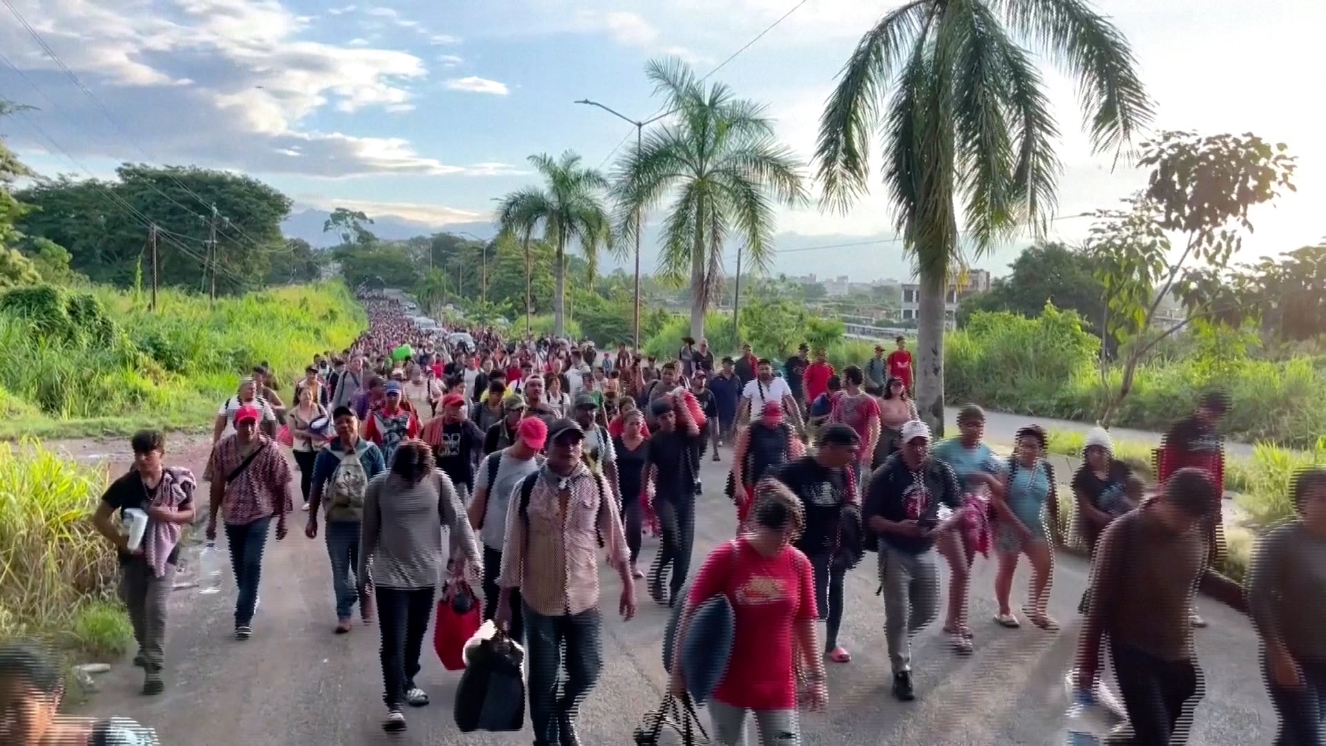 Large Migrant Caravan Sets Off for US From Southern Mexico | NTD