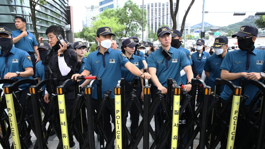 2 South Korean Police Officers Stabbed Outside Presidential Compound | NTD