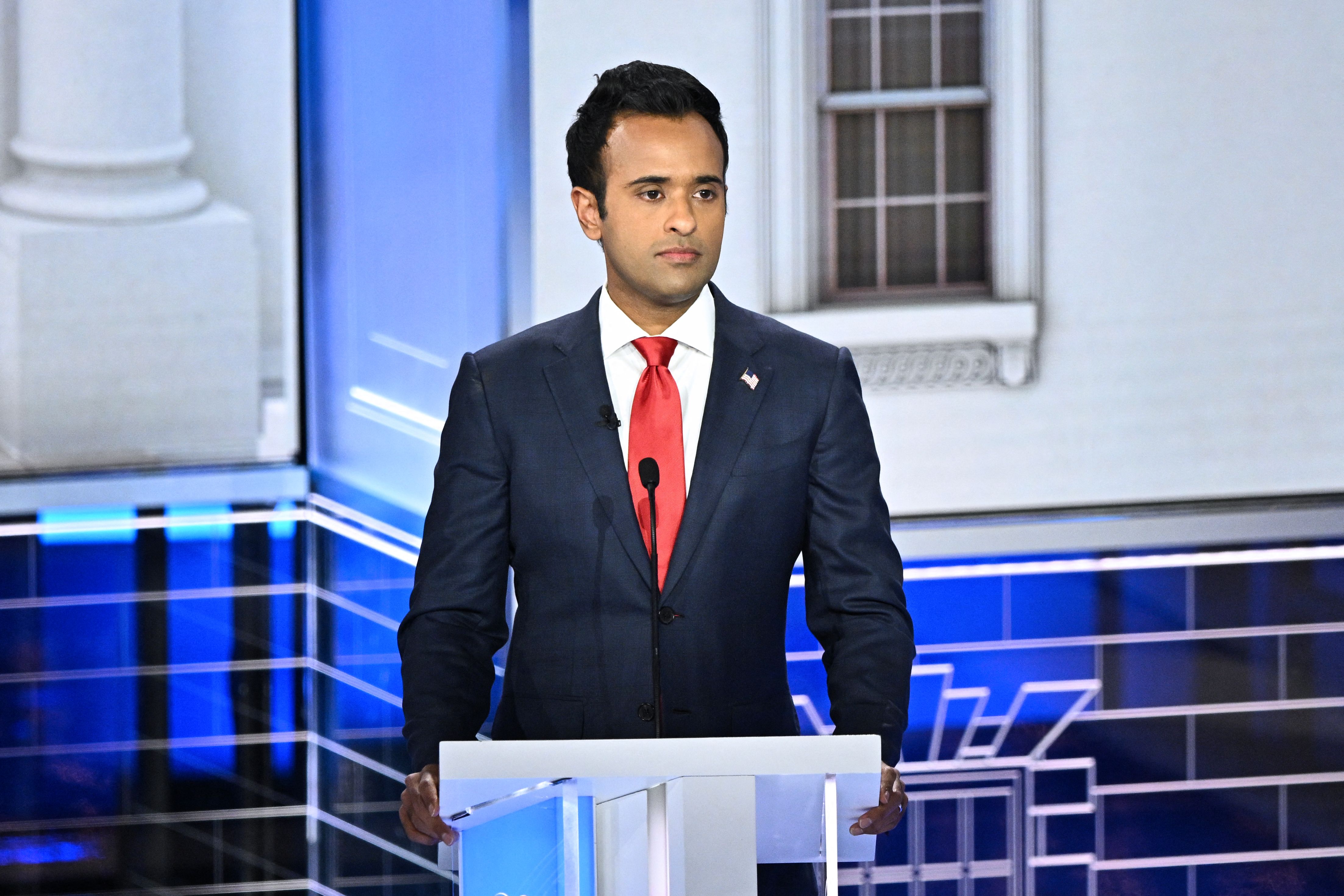 Senior Vivek Ramaswamy Adviser Quits to Join Trump Campaign | NTD