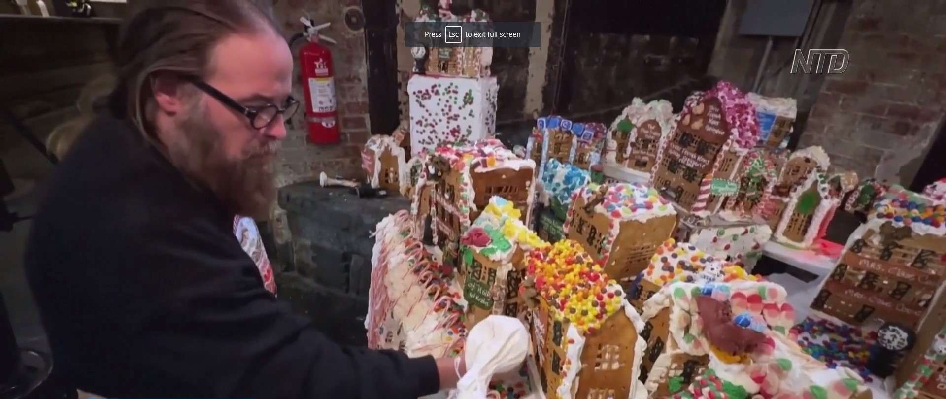 World Record Holder Makes ‘Magic With Gingerbread’ | NTD