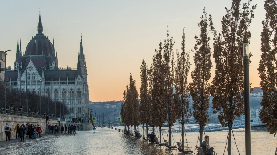 Video Footage: Danube River Water Levels Rise, Flooding Budapest ...