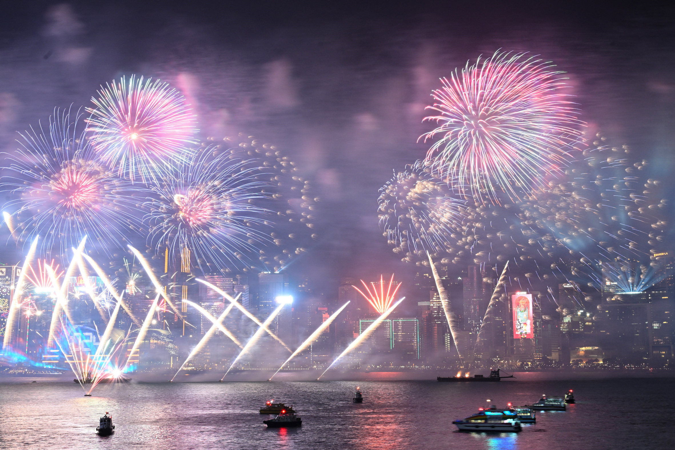 Fireworks Illuminate Skies Around the World to Mark New Year’s Eve(1) | NTD