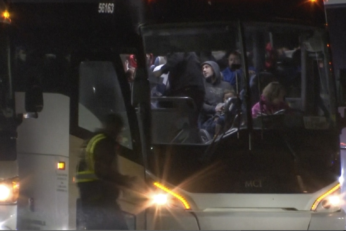 Suburbs Put the Brakes on Migrant Bus Arrivals After Crackdowns in ...