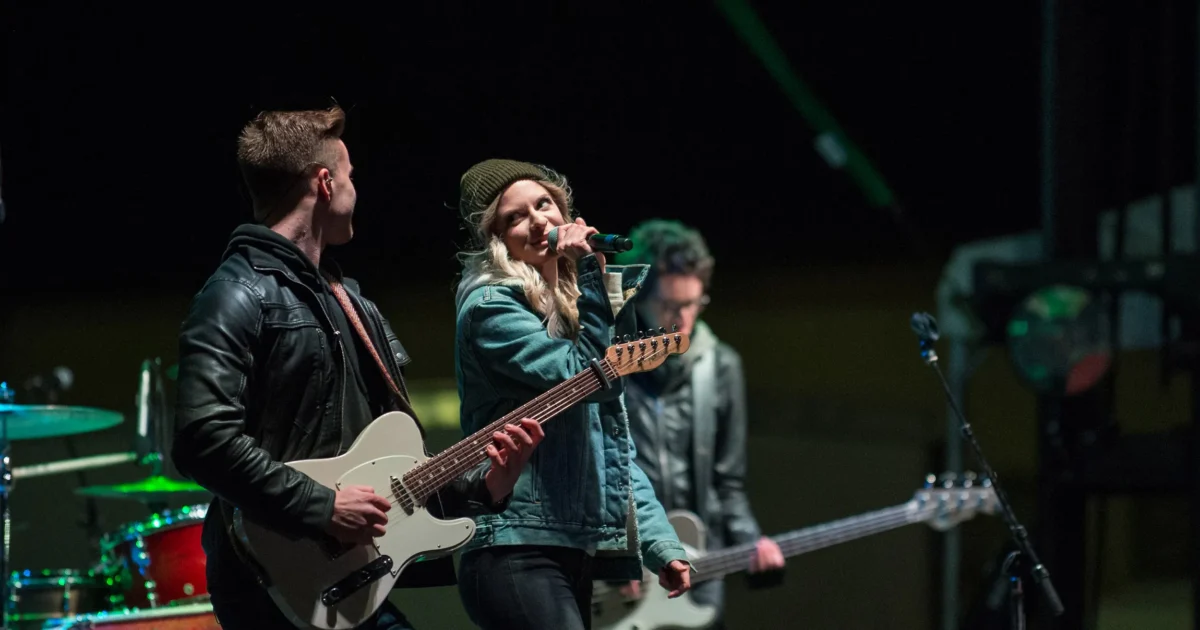 Country Singer Lauren Duski Shares Touching Tribute to Mom After ...