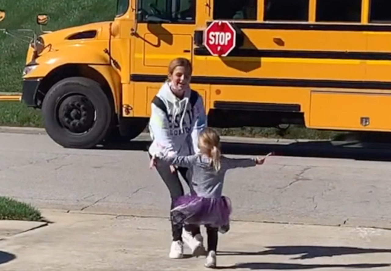 Little Girl Waits for Sisters to Get Off School Bus Every Day | NTD