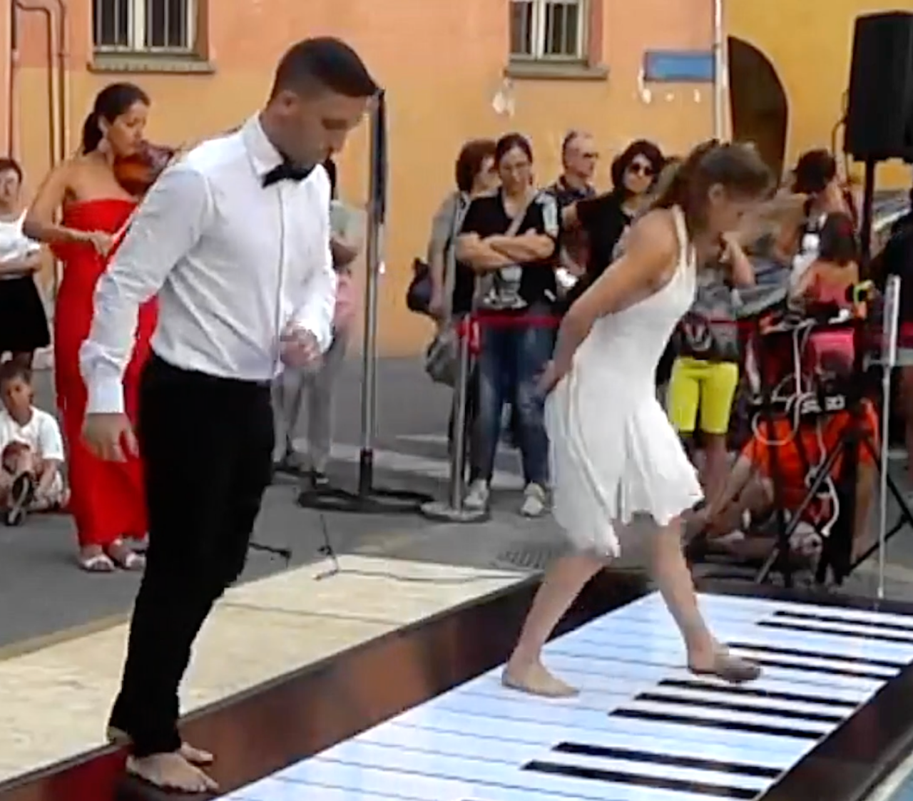 Wonderful Performance on Giant Floor Piano | NTD