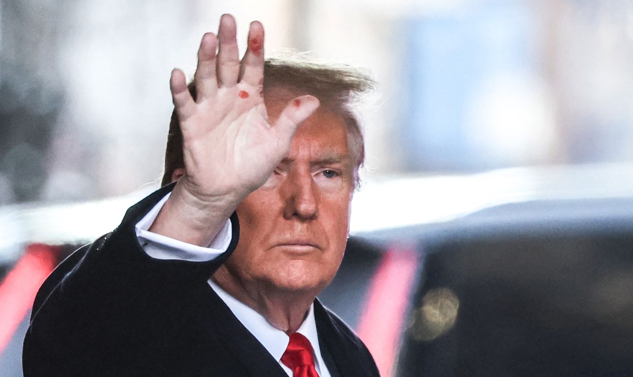 Trump Responds to Rumors About Red Marks on Hand | NTD