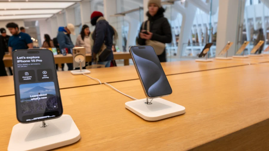 Apple iPhone Target Is $6 Billion Short as China Sales Lag | NTD