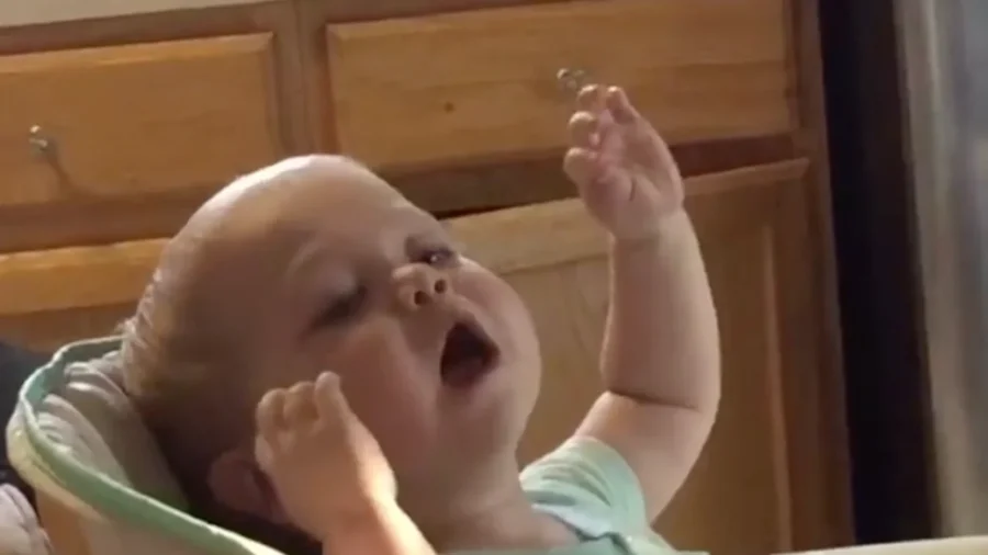 Baby Helps Dad Sing US National Anthem | NTD